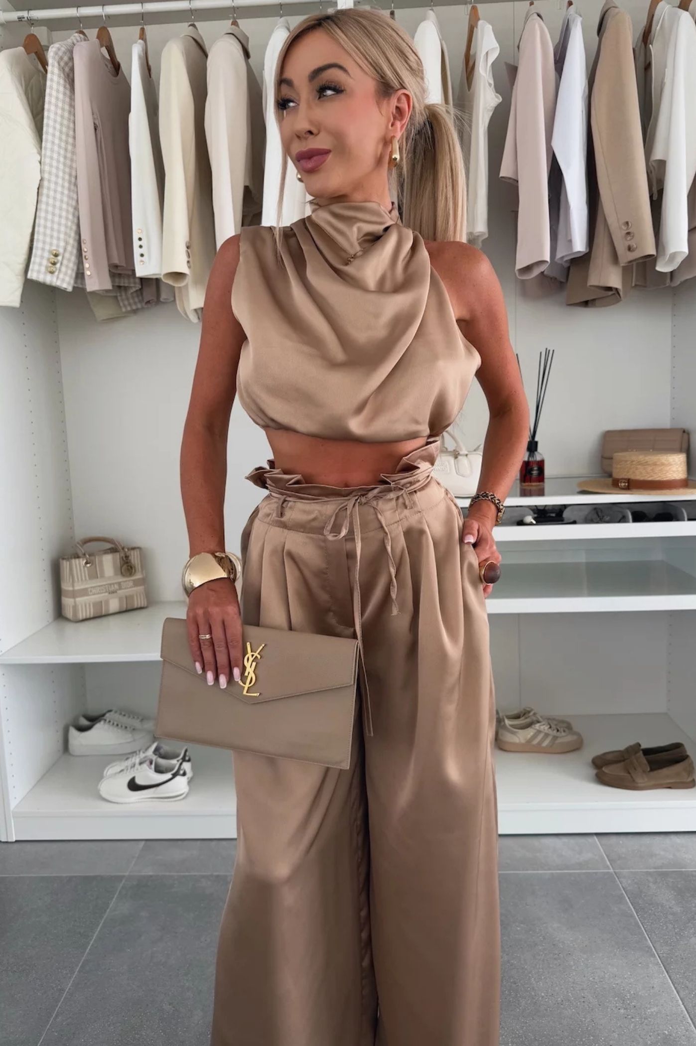 ΣΕΤ CROP TOP KAI ΠΑΝΤΕΛΟΝΑ ΨΗΛΟΜΕΣΗ ΜΕ ΖΩΝΗ ΣΑΤΕΝ - ΜΠΕΖ | Antithesis ...