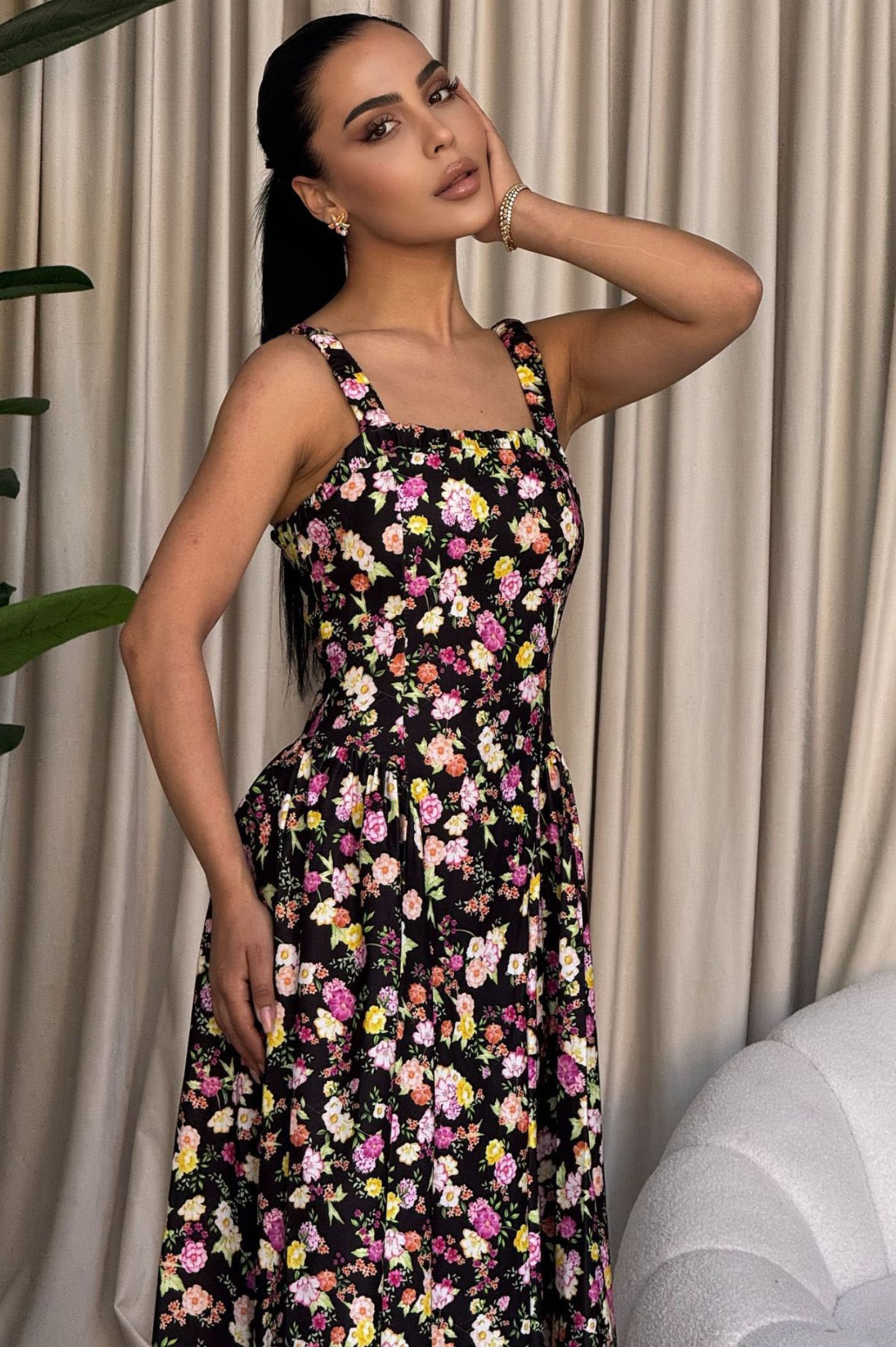 ΦΟΡΕΜΑ MAXI ΜΕ ΤΙΡΑΝΤΕΣ ΣΕ ΚΛΟΣ ΓΡΑΜΜΗ FLORAL - ΜΑΥΡΟ | Antithesis Clothing