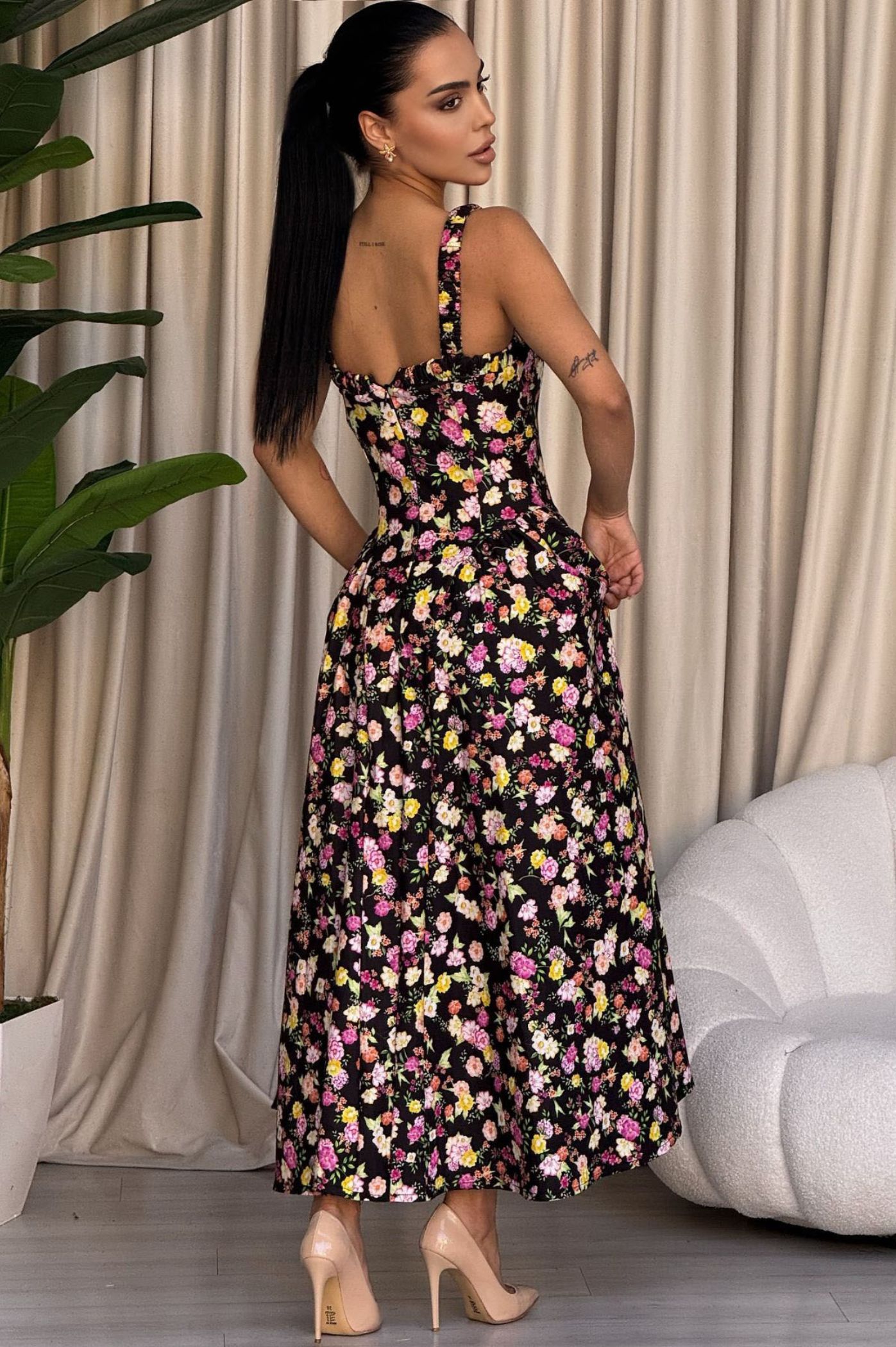 ΦΟΡΕΜΑ MAXI ΜΕ ΤΙΡΑΝΤΕΣ ΣΕ ΚΛΟΣ ΓΡΑΜΜΗ FLORAL - ΜΑΥΡΟ | Antithesis Clothing