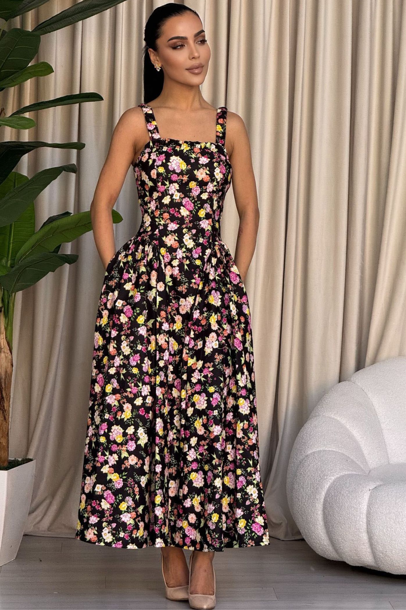 ΦΟΡΕΜΑ MAXI ΜΕ ΤΙΡΑΝΤΕΣ ΣΕ ΚΛΟΣ ΓΡΑΜΜΗ FLORAL - ΜΑΥΡΟ | Antithesis Clothing