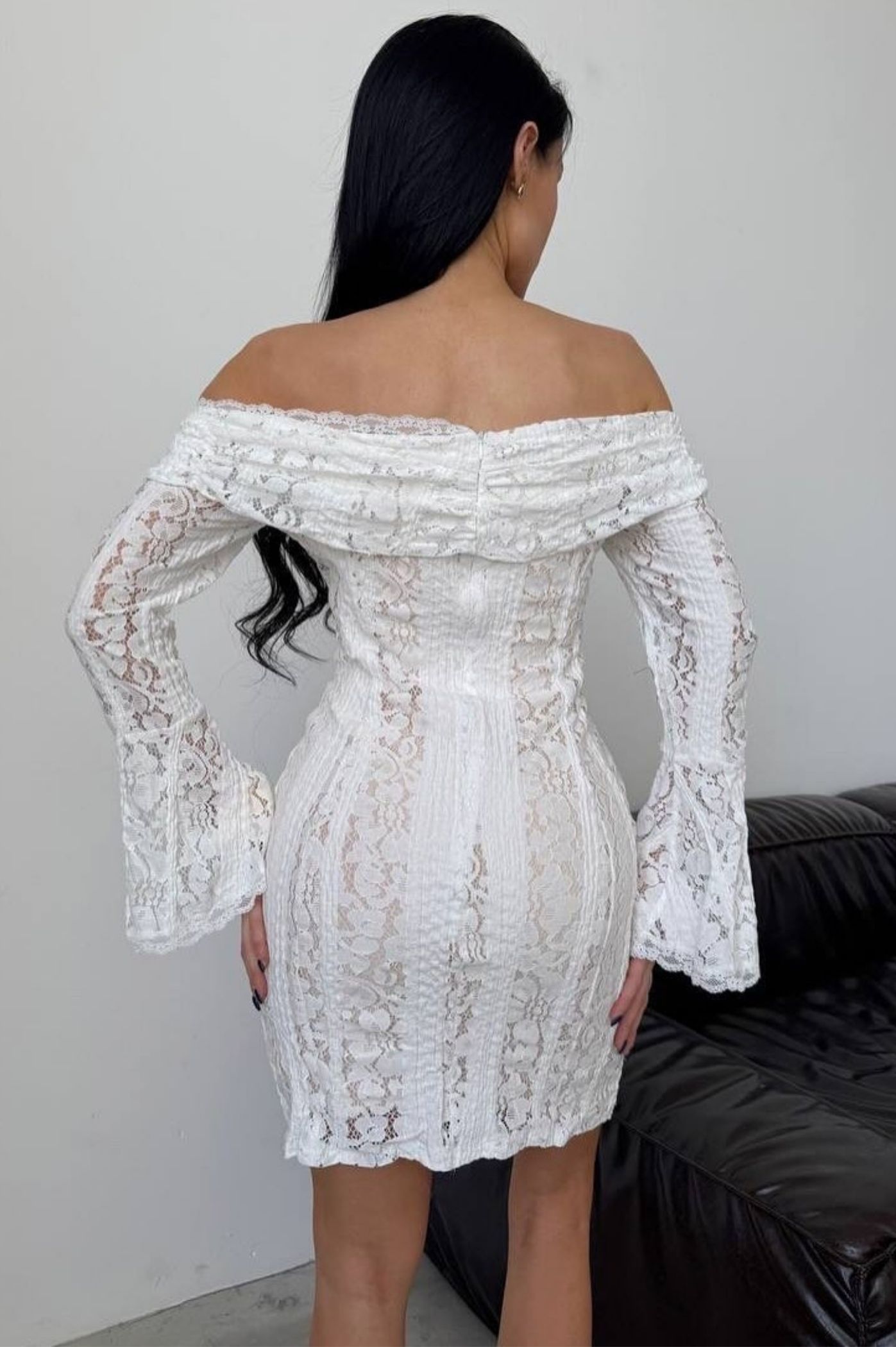 ΦΟΡΕΜΑ ΜΙΝΙ OFF SHOULDER ΜΕ ΔΑΝΤΕΛΑ ΚΑΙ ΚΑΜΠΑΝΑ ΜΑΝΙΚΙΑ - ΛΕΥΚΟ ...