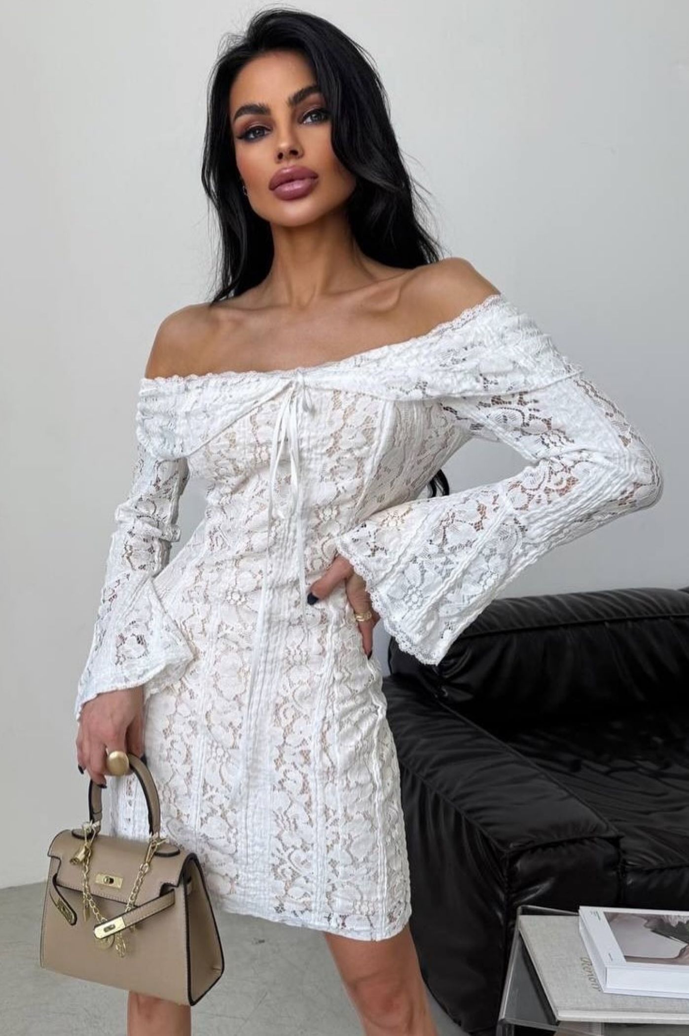 ΦΟΡΕΜΑ ΜΙΝΙ OFF SHOULDER ΜΕ ΔΑΝΤΕΛΑ ΚΑΙ ΚΑΜΠΑΝΑ ΜΑΝΙΚΙΑ - ΛΕΥΚΟ ...